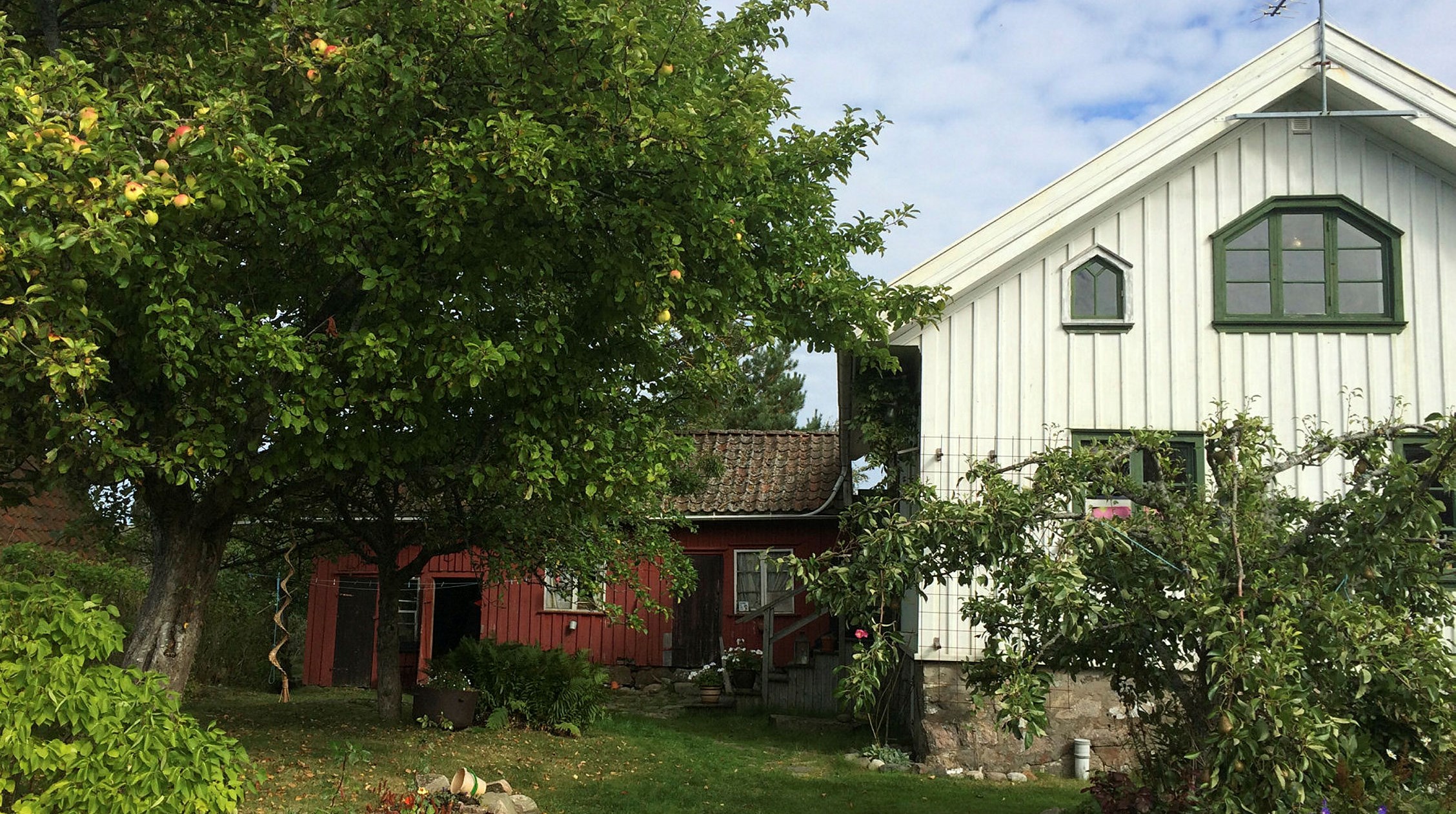 1850-tal - vitt hus med gröna fönster - Slöjd & Byggnadsvård