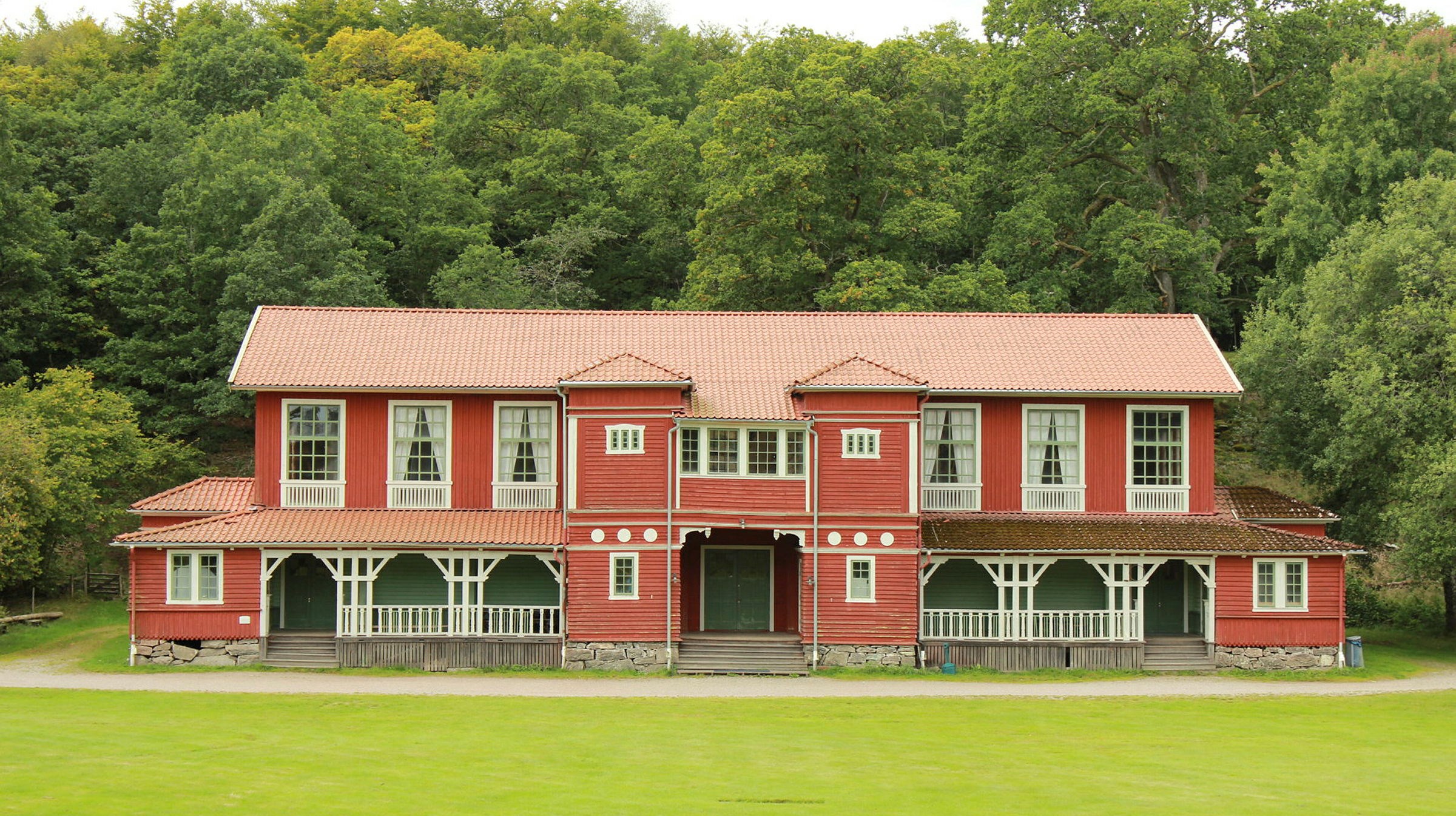 1905 - Lekhuset - Rött hus med vita foder och gröna fönster - Slöjd ...